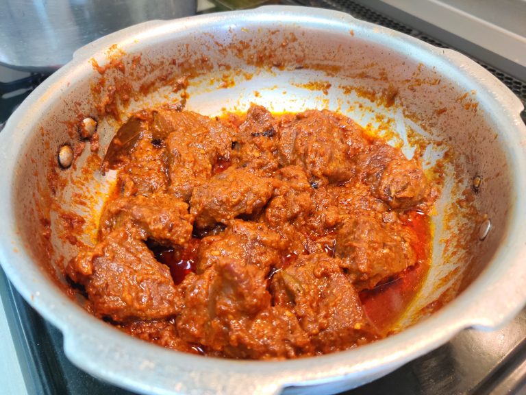 Lal Maas Rajasthani Recipe (Mutton in Red Spicy Gravy) – Indian Cooking ...